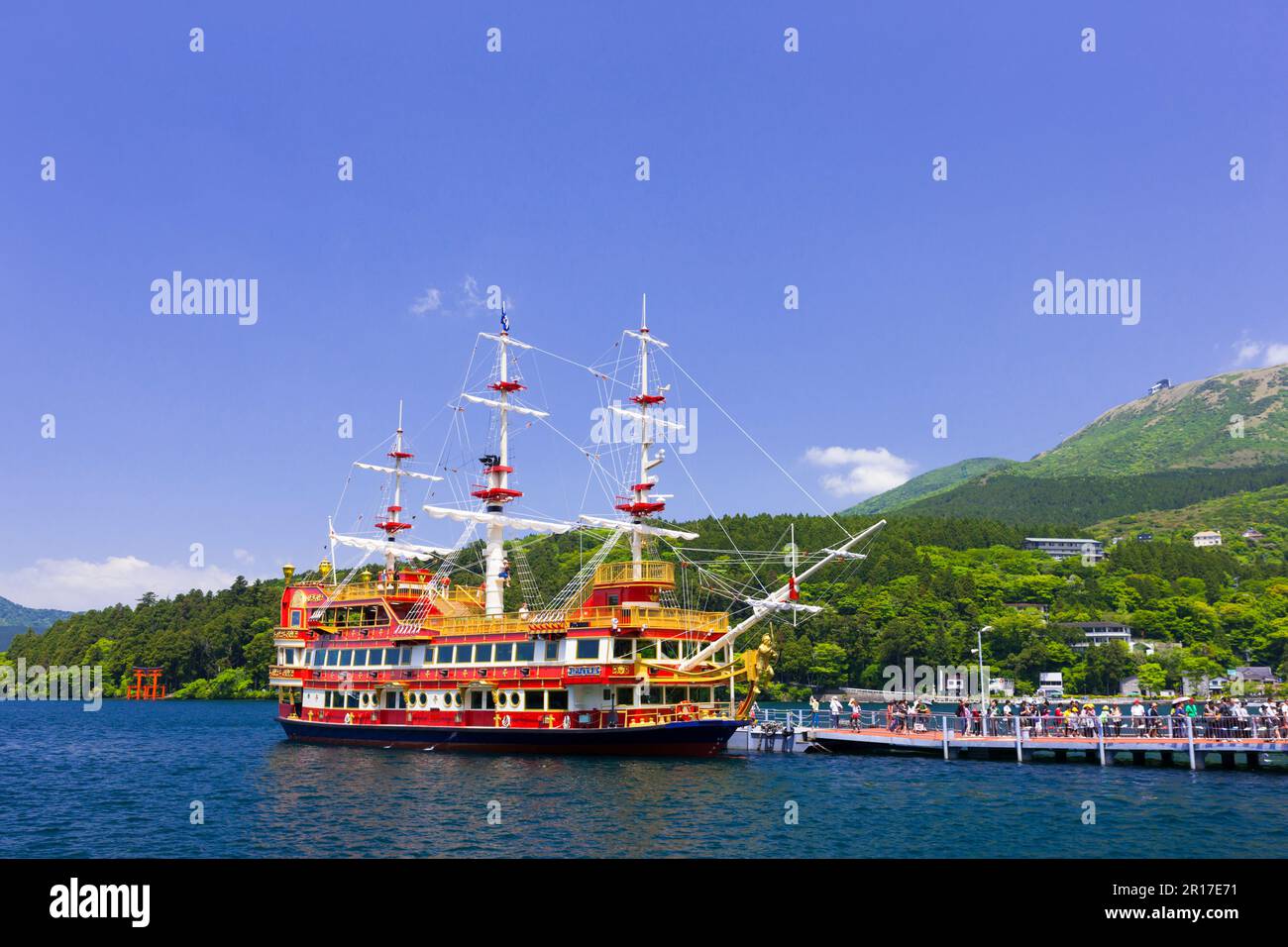 Lake Ashi and pleasure boats Motohakone Stock Photo - Alamy