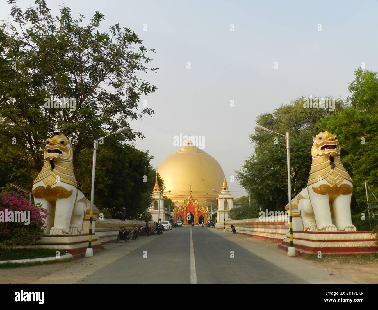 Myanmar, Mandalay, Sagaing: approach to Yaza Mani Sula Kaunghmudaw Paya ...