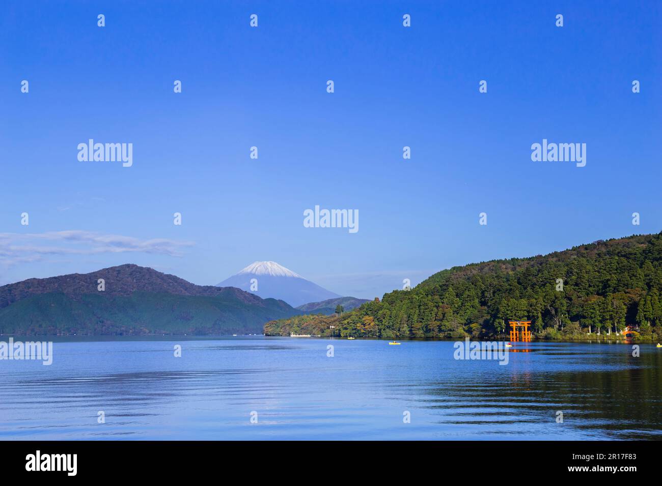 Lake Ashi and Mount Fuji in autumn Stock Photo - Alamy