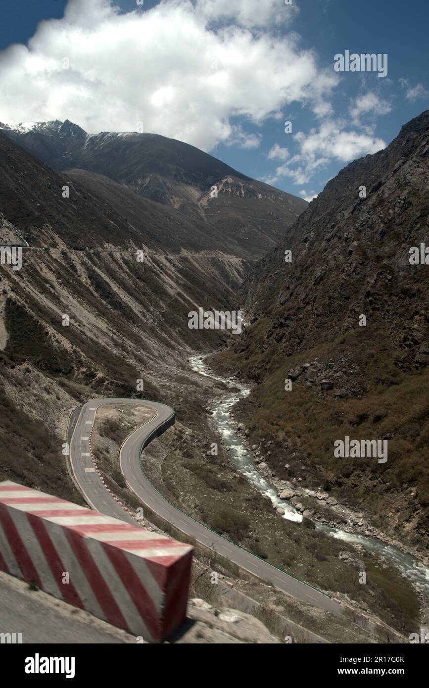 People's Republic of China, Tibet: the Friendship Highway loses 3000 ...