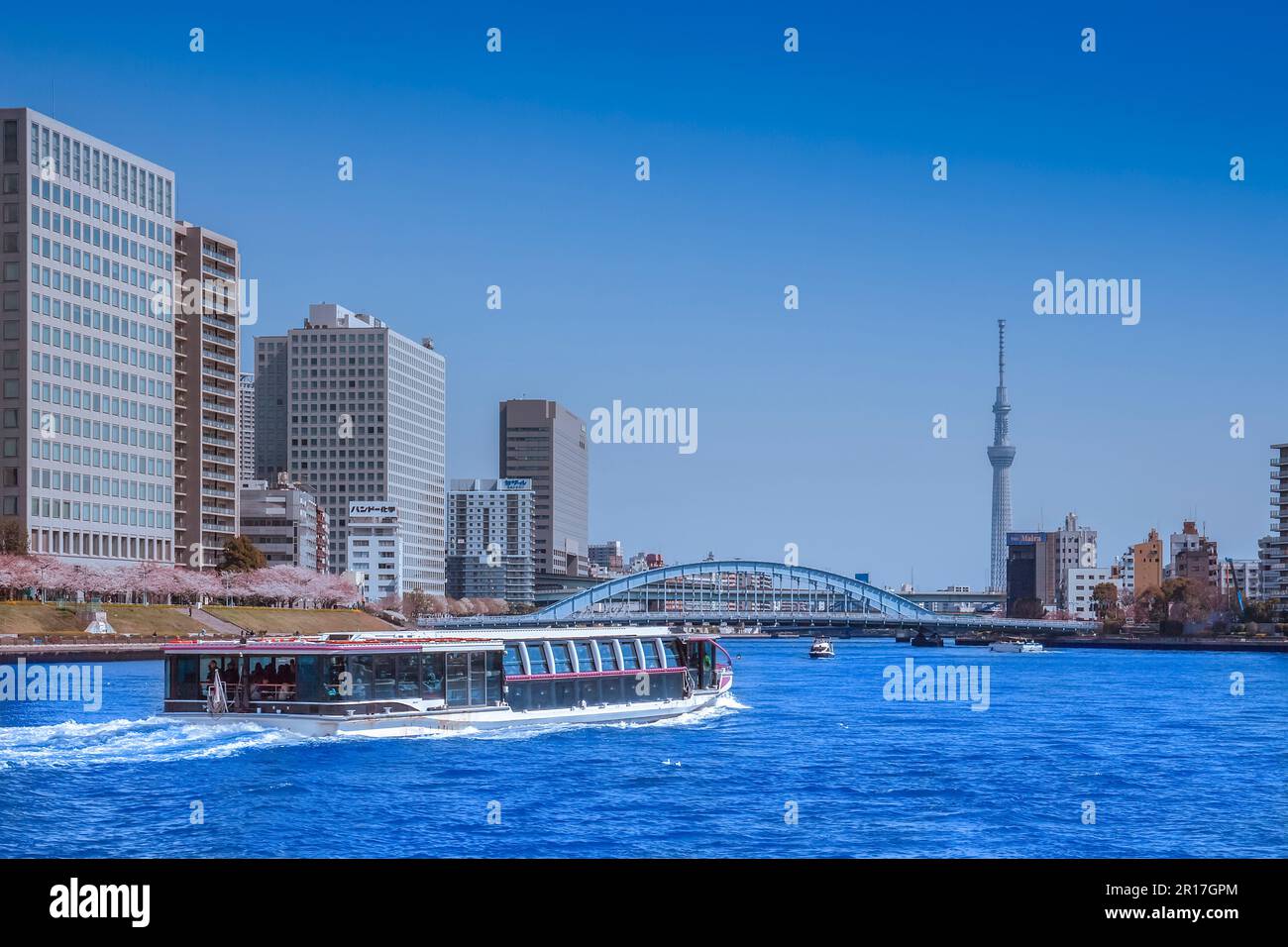 Buildings, Sumida river, and a tour boat Stock Photo - Alamy