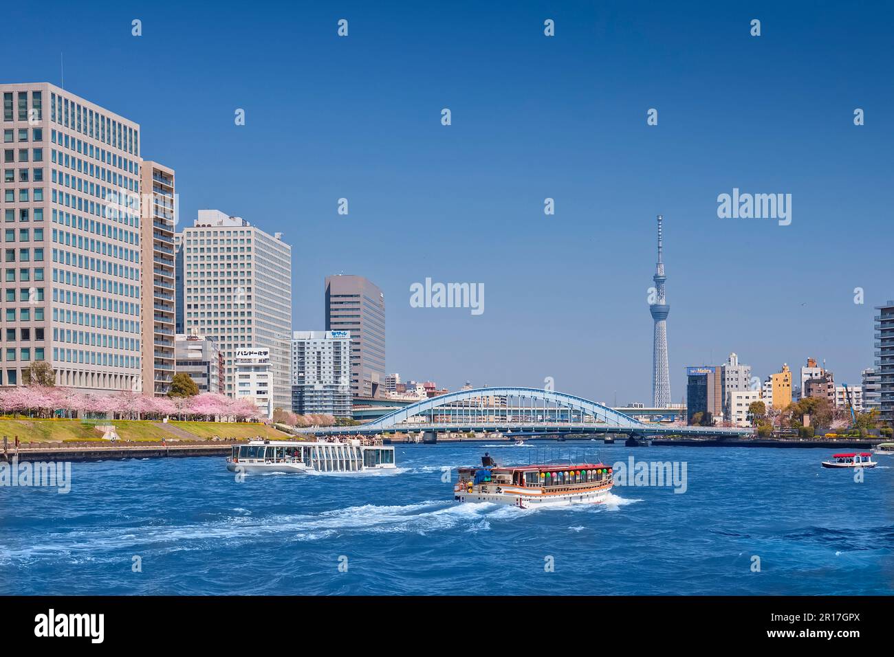 Buildings, Sumida river, and a tour boat Stock Photo - Alamy