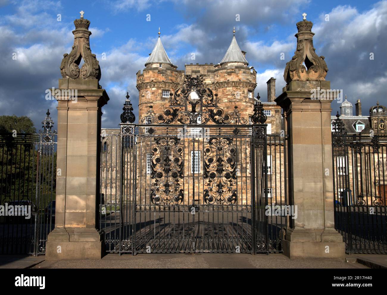Scotland, Edinburgh: the gates of Holyrood House Stock Photo - Alamy