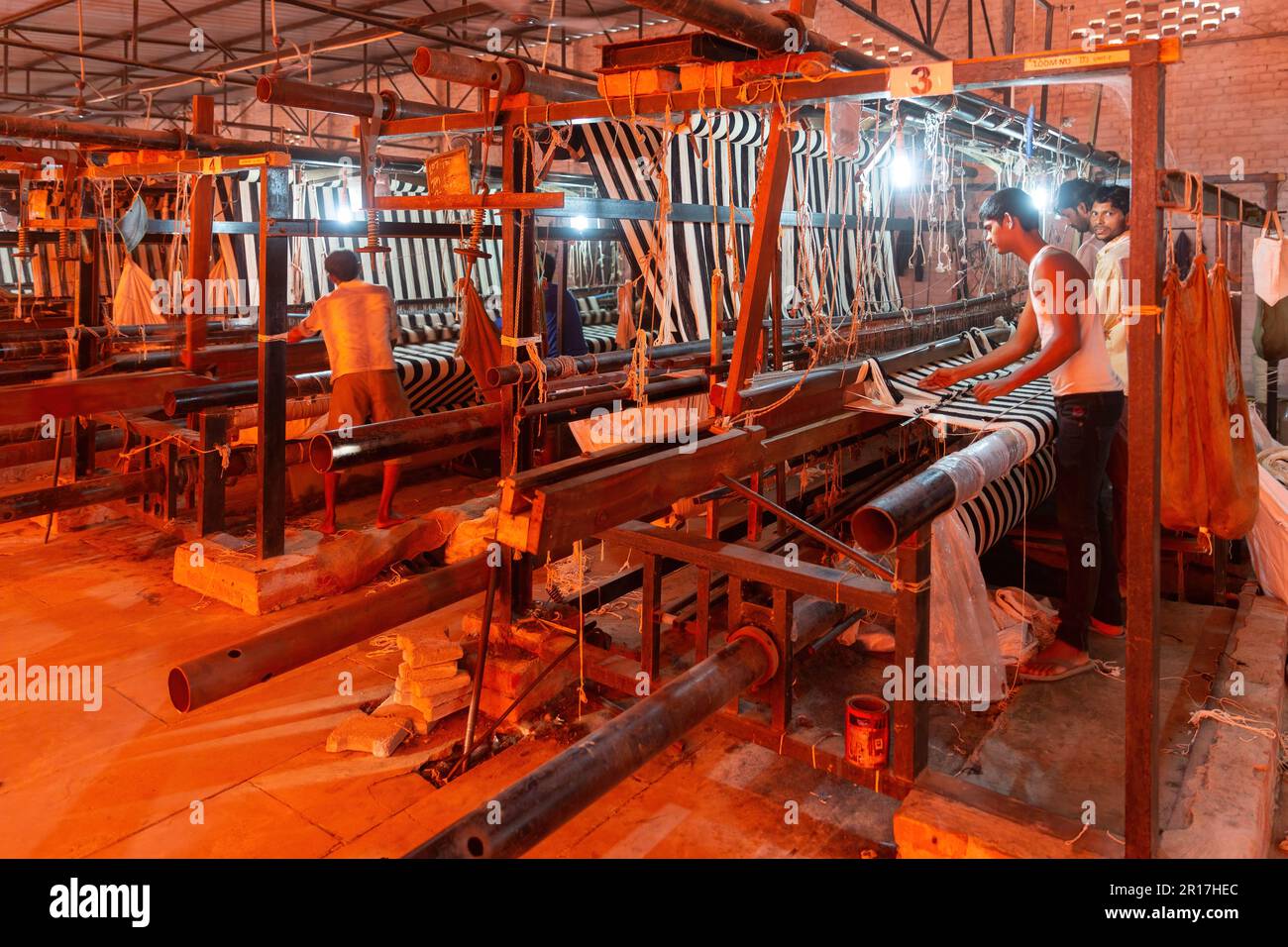 Women textile industry india hi-res stock photography and images - Alamy