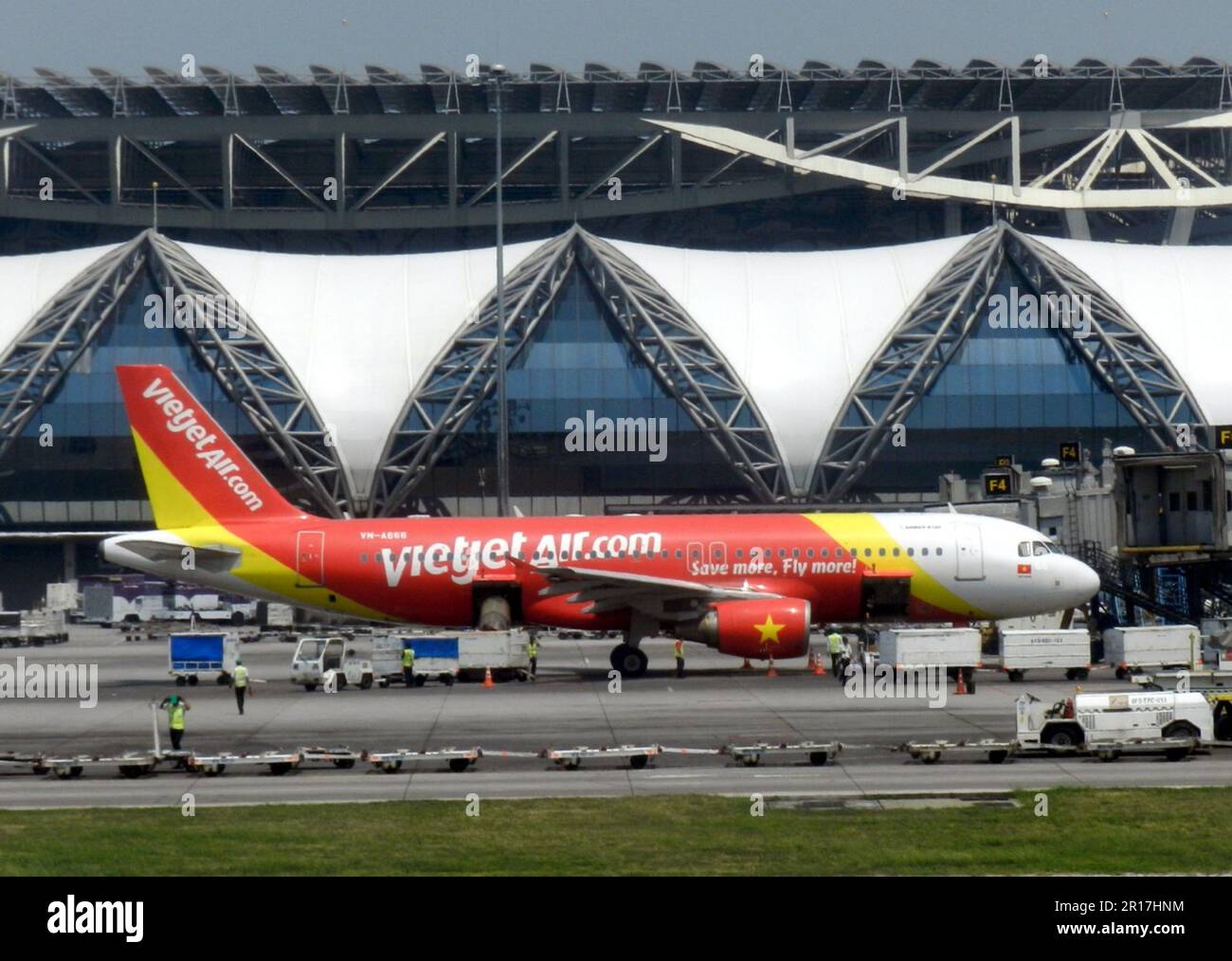 Thailand, Bangkok: VN-A666 Airbus A.320-214 of VietJetAir at ...