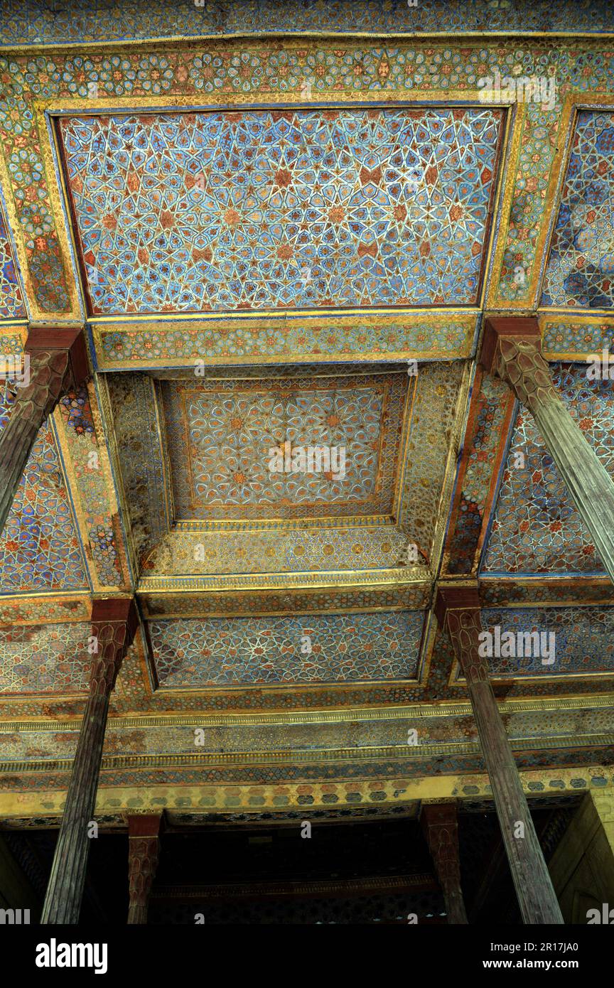 Iran, Isfahan: Kakh-e Chehel Sotun (Chehel Sotun Palace = 40 Pillars ...