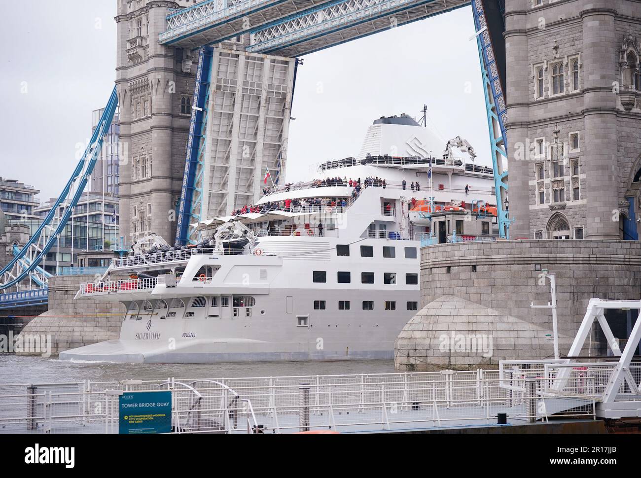 The Silversea Silver Wind cruise ship is guided through Tower Bridge in ...