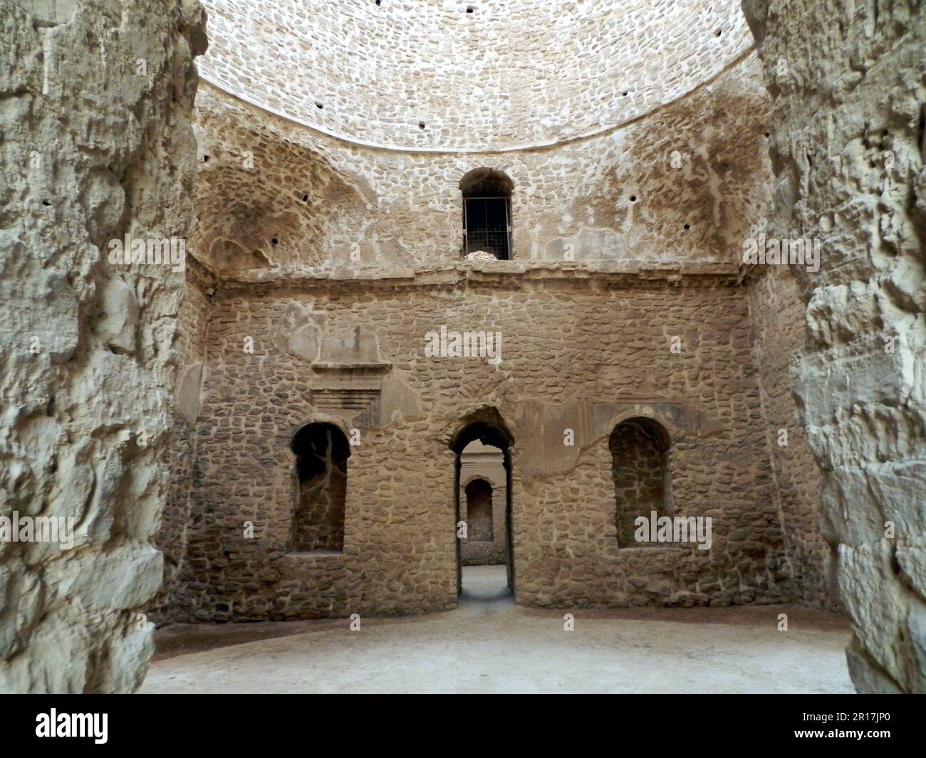 Iran, Firuz Abad: Dezh-e Ardashir Papakan (Palace of Ardashir Papakan ...