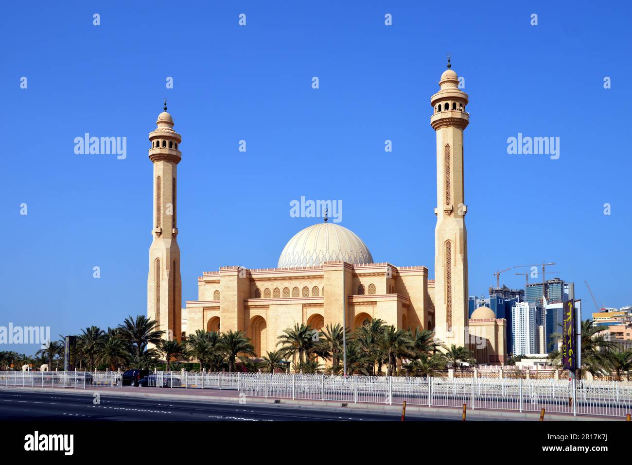 Bahrain, Manama: Al Fateh Grand Mosque, the largest in the country ...