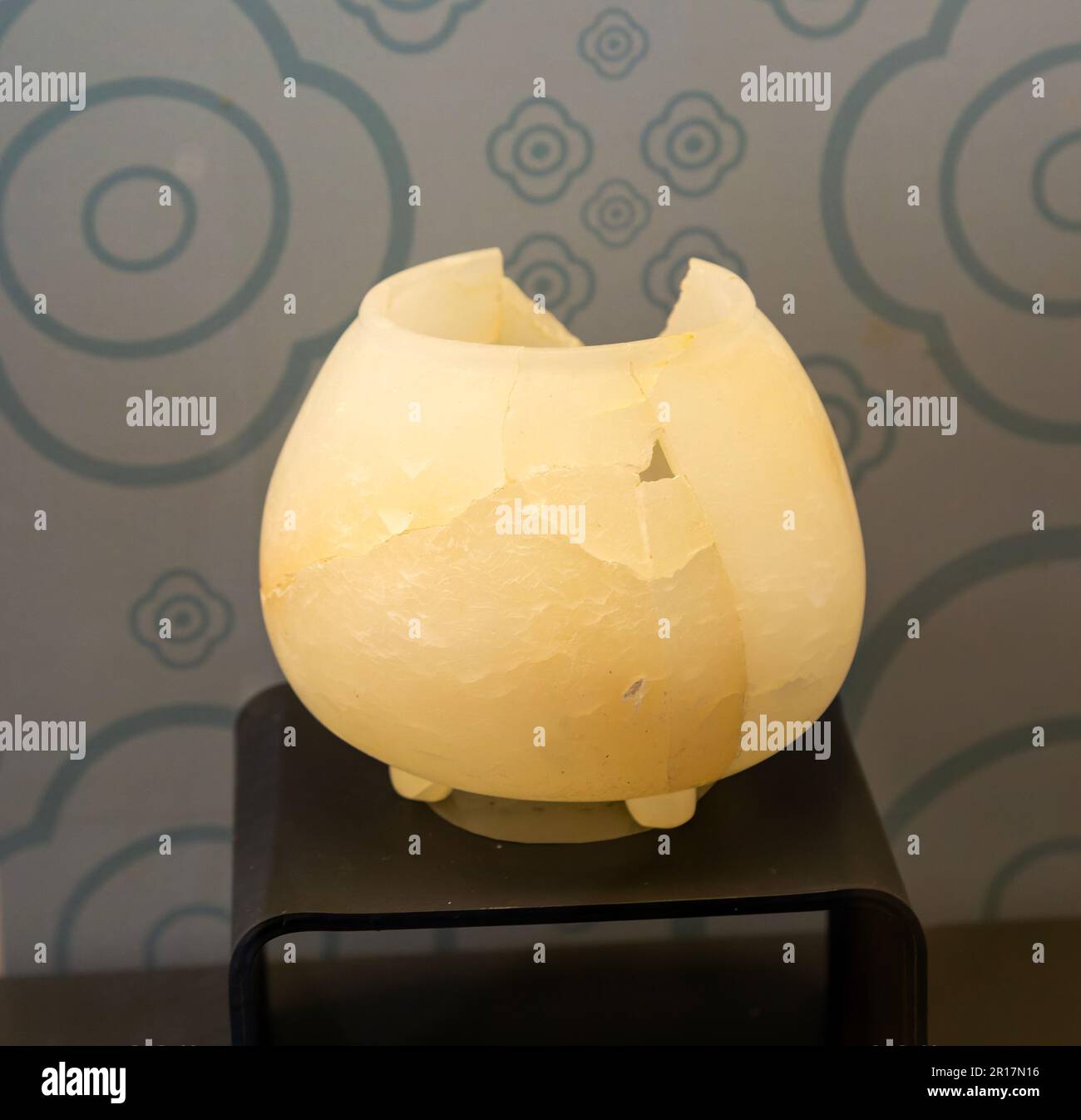 Alabaster vase bowl, from Chicanna, Late Classic period, Mayan ...