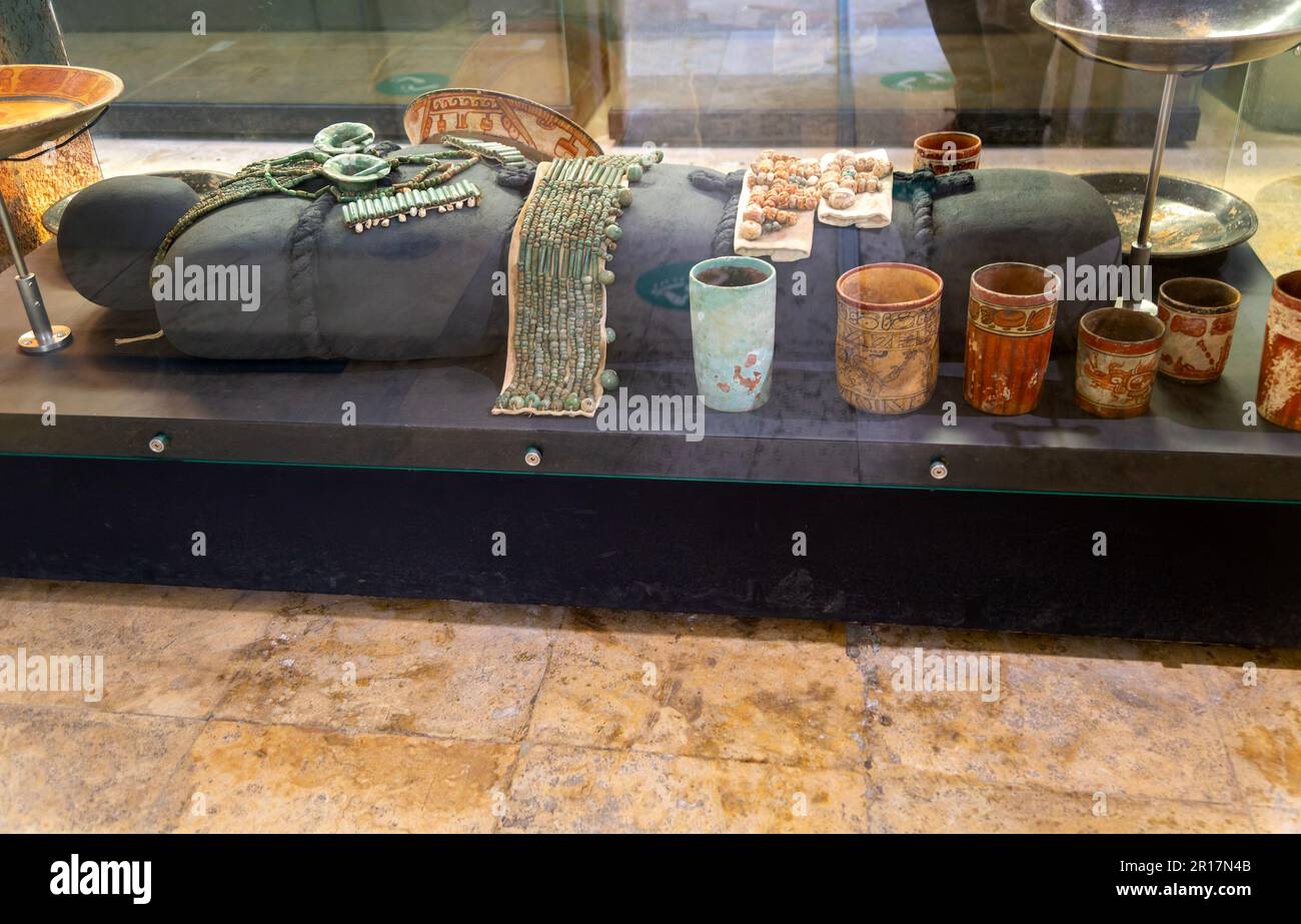Funeral offerings for king Yuknoom Yichʼaak Kʼahk, Calakmul, Late ...