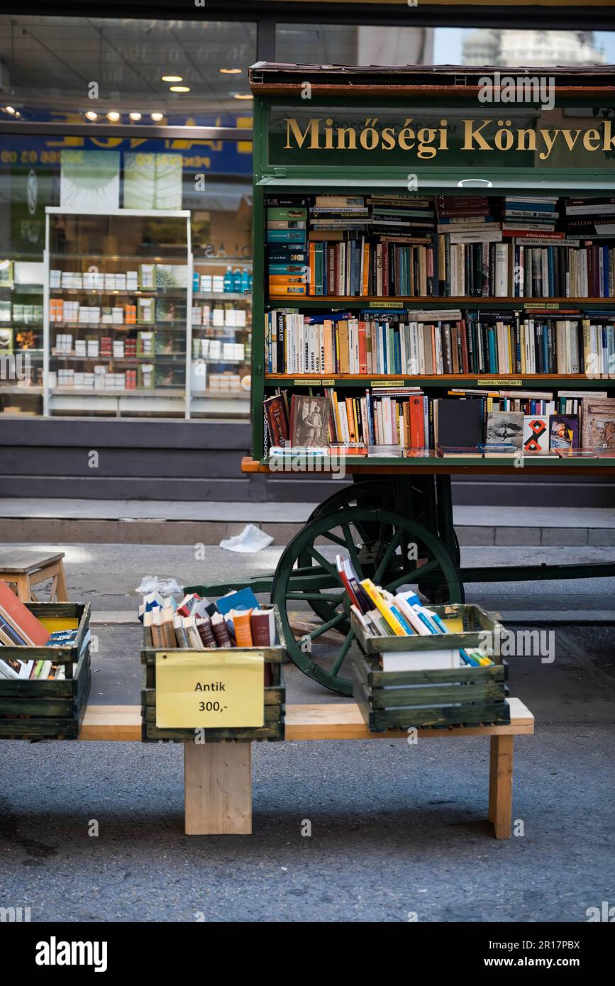 Outdoor bookshelf hi-res stock photography and images - Alamy