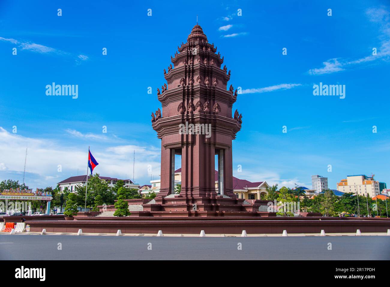 The Independence monument with Khmer architectural style, in Phnom Penh ...