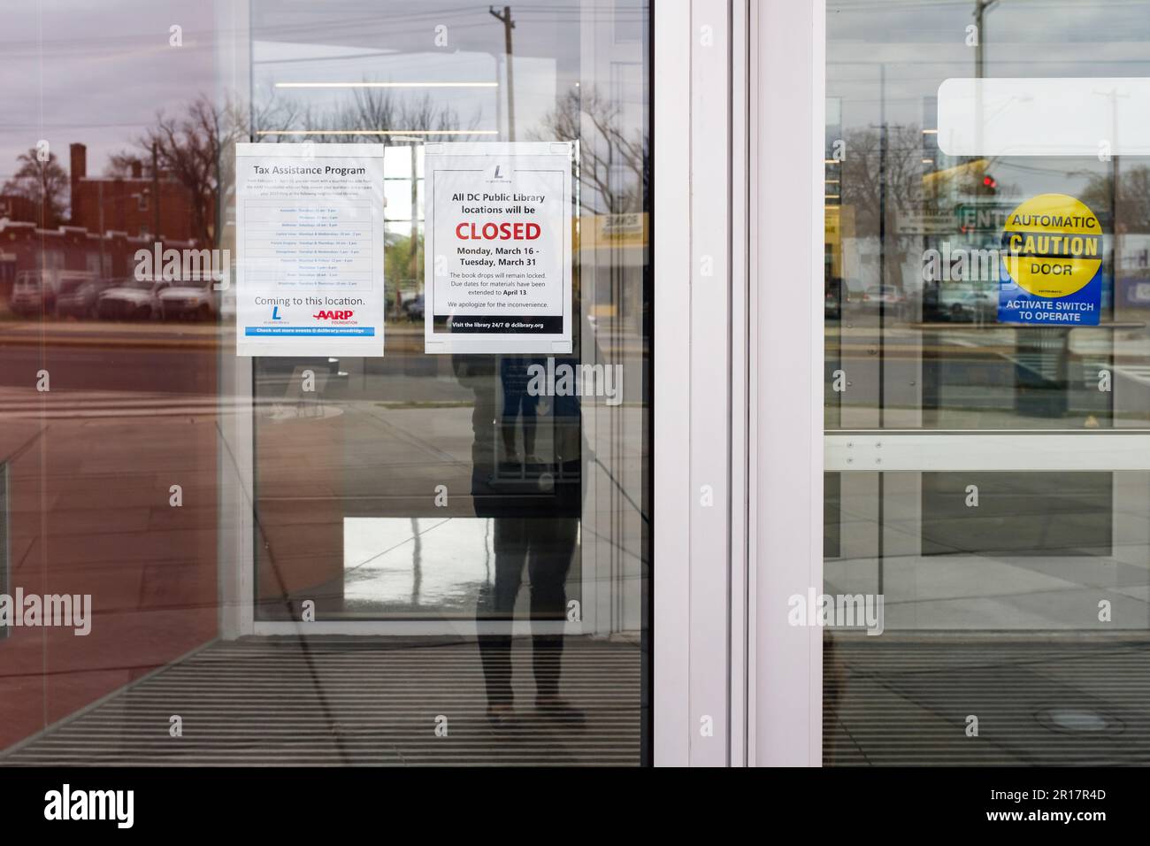 Library closed due to coronavirus sign Stock Photo - Alamy