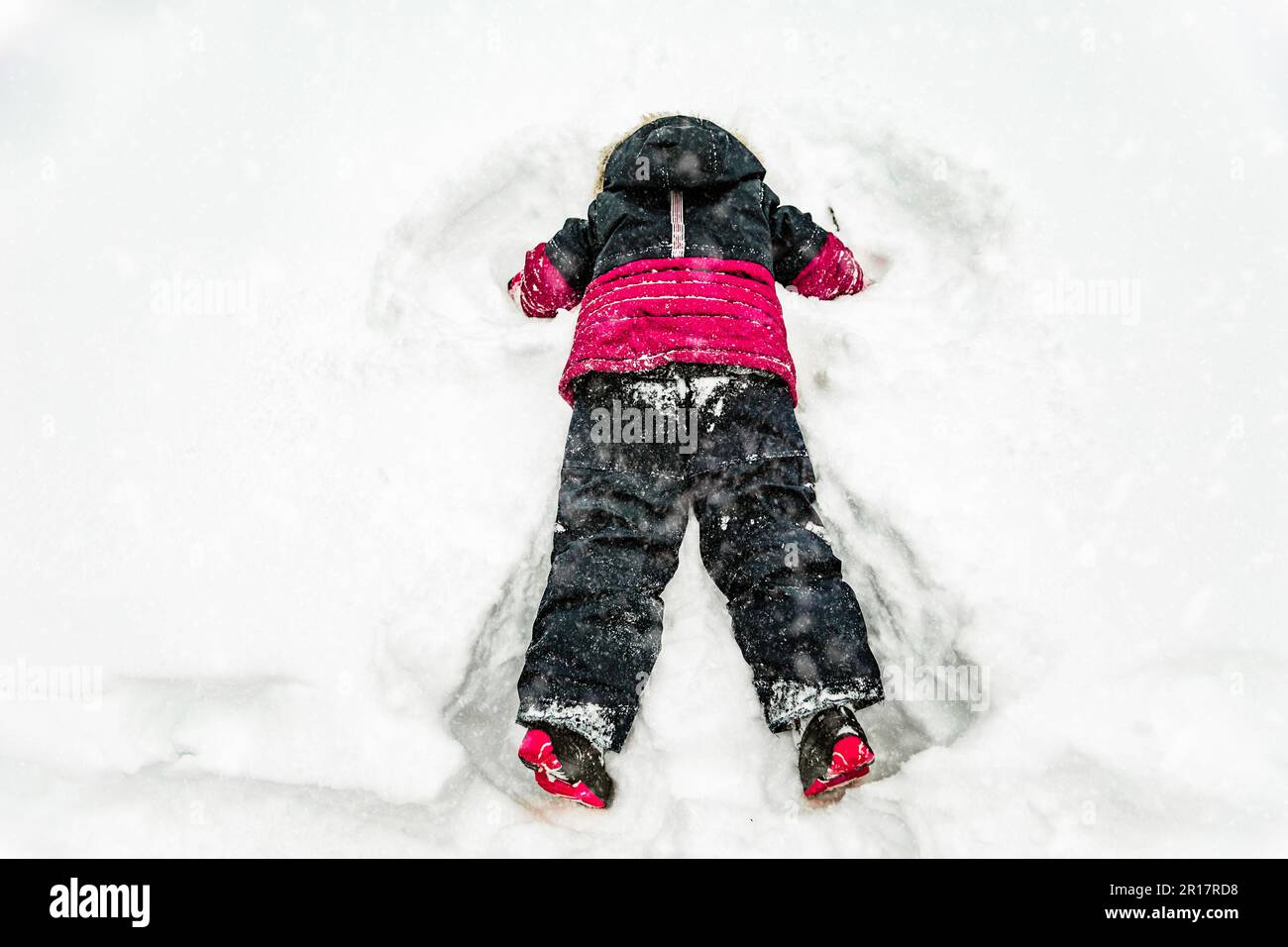 5 years old girl doing reverse angel on snow Stock Photo - Alamy