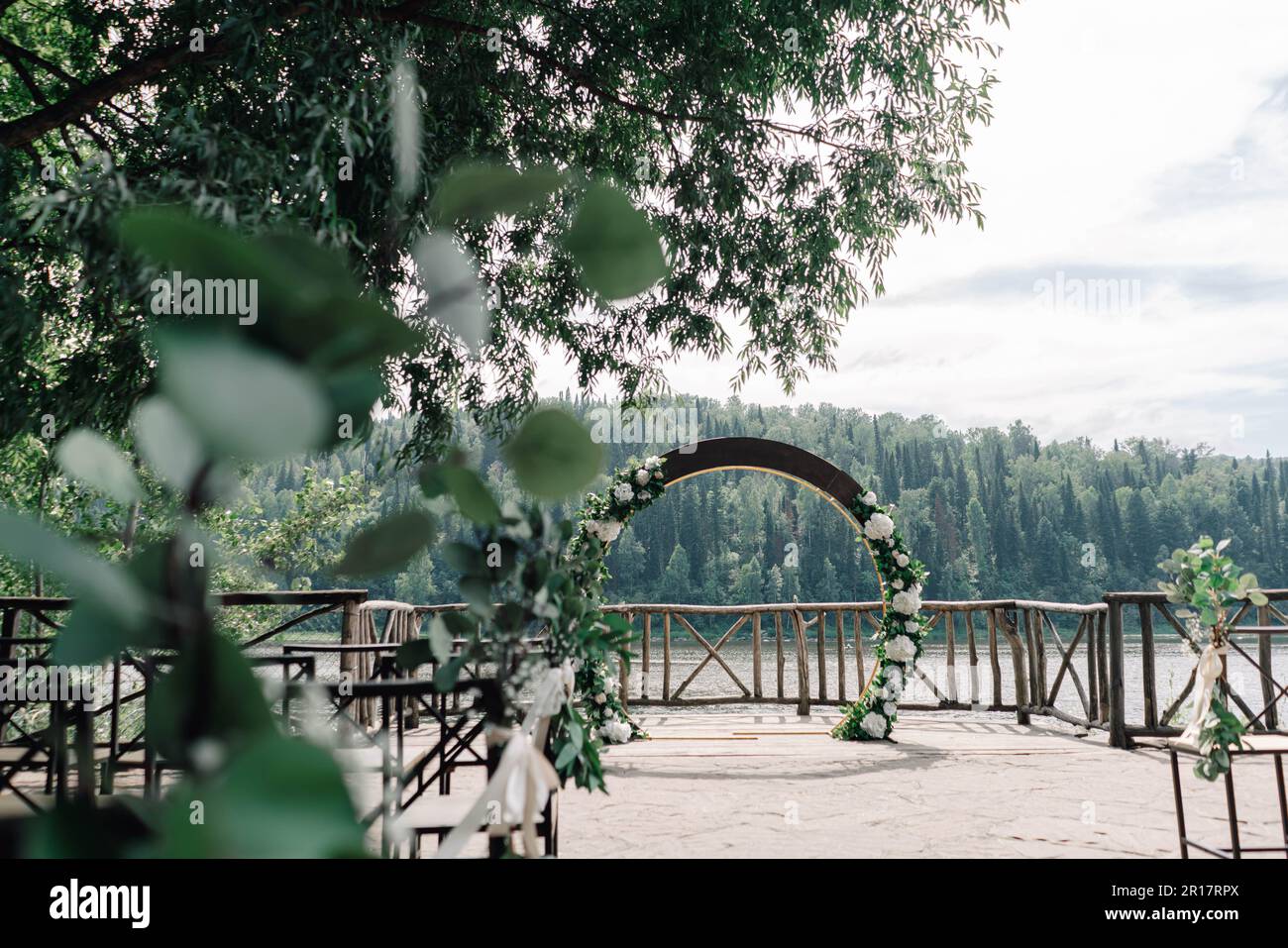 Rose petals wedding ceremony hi-res stock photography and images - Alamy