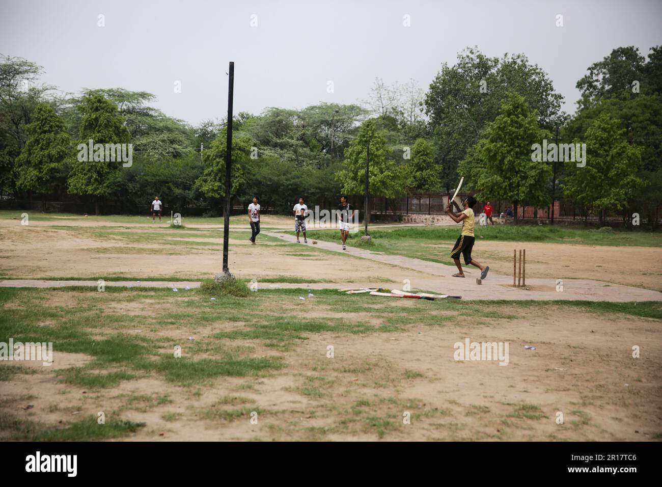 Indian boys playing Cricket outside in Delhi Stock Photo - Alamy