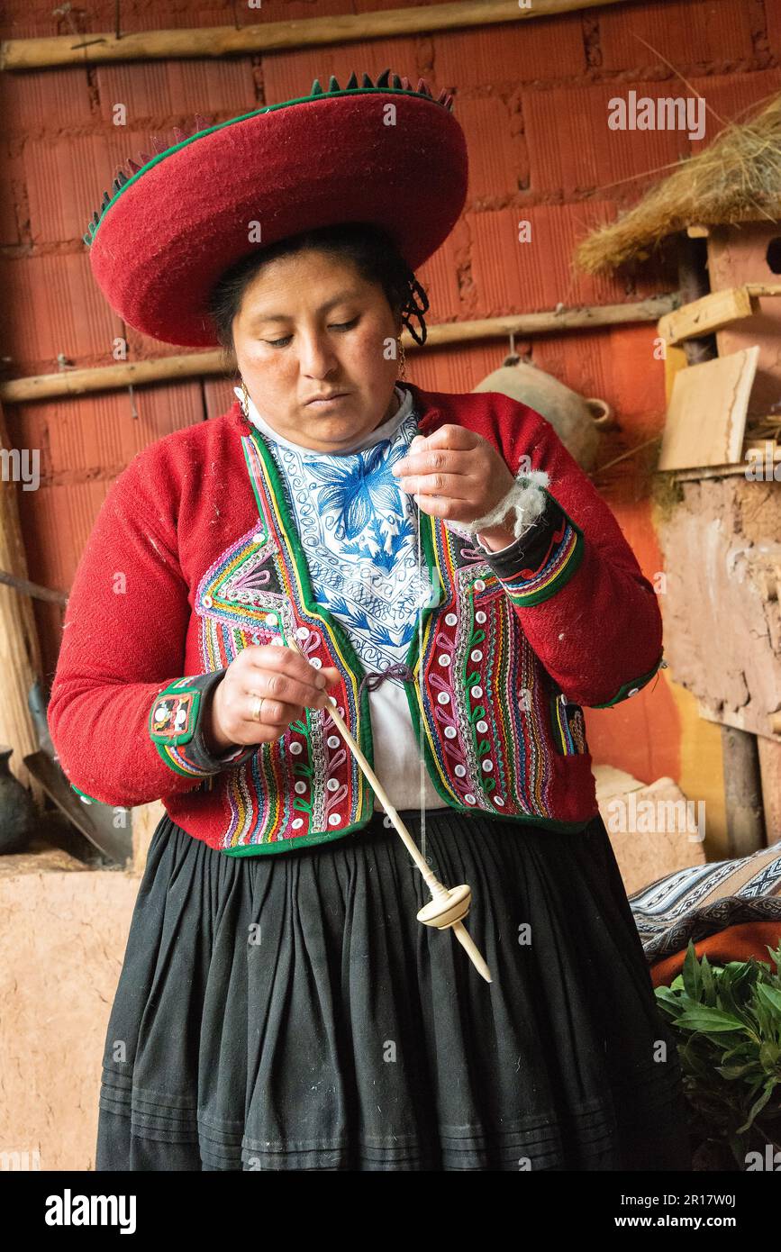 Inca weaving tradition hi-res stock photography and images - Alamy