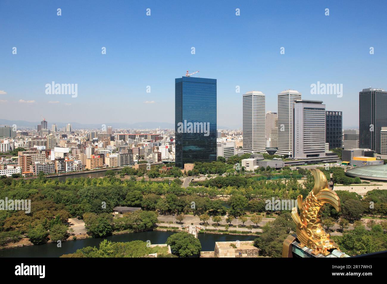 Golden dolphins surmounting the tower of Osaka Castle and Osaka's ...