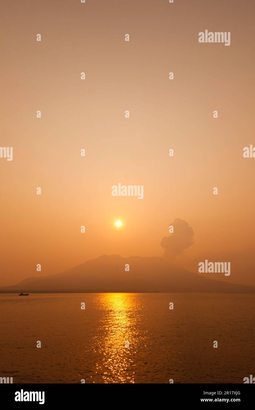 Morning sun of Sakurajima from Tenpozan Stock Photo - Alamy