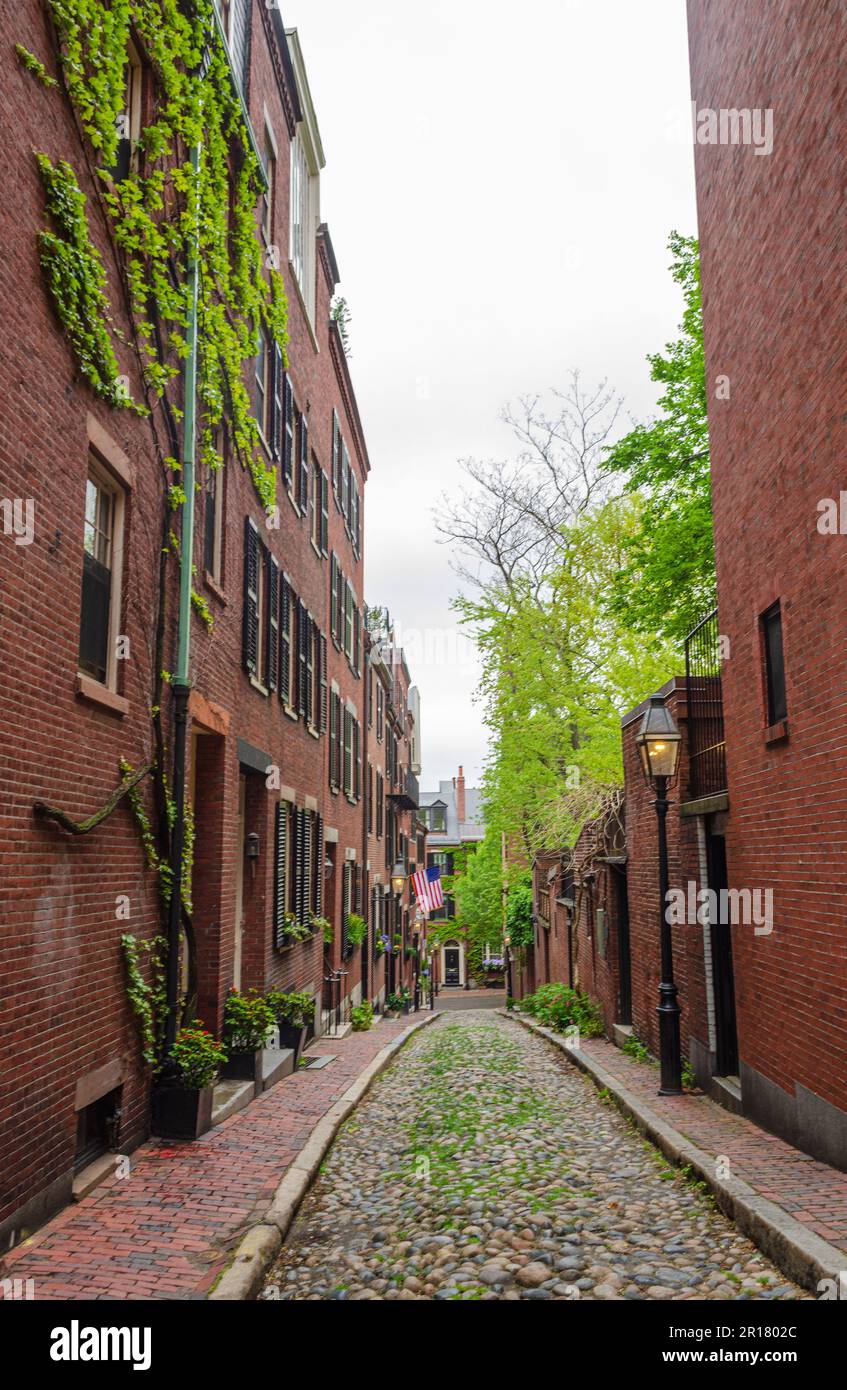 Narrow cobblestone pathways hi-res stock photography and images - Alamy