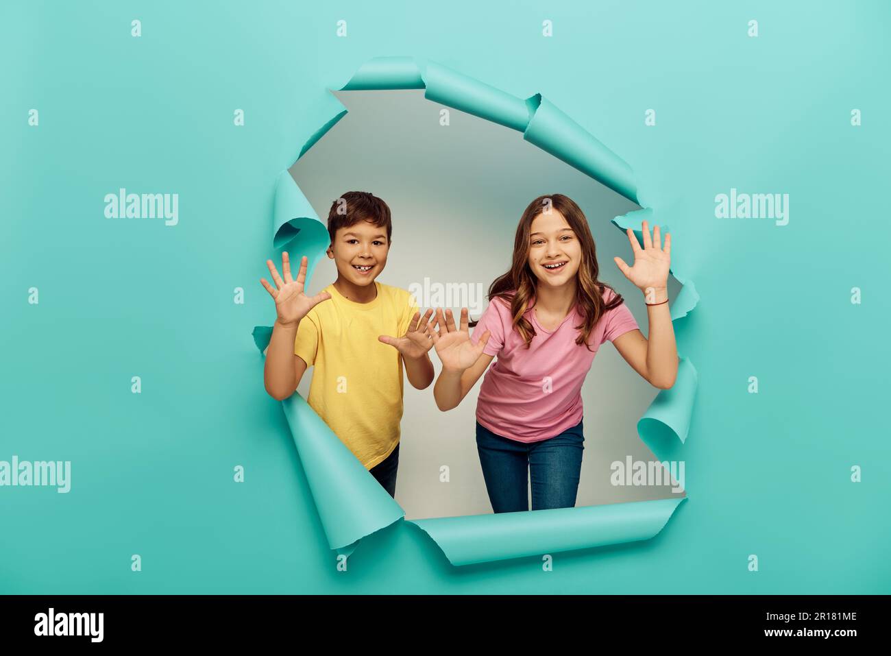 Children waving hello hi-res stock photography and images - Alamy