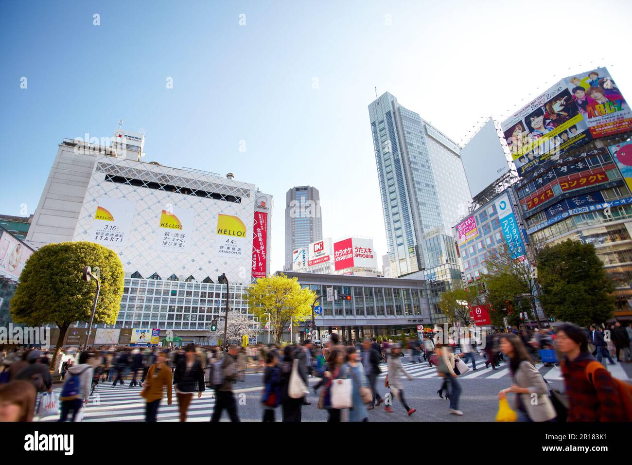 Shibuya station crossing hi-res stock photography and images - Alamy