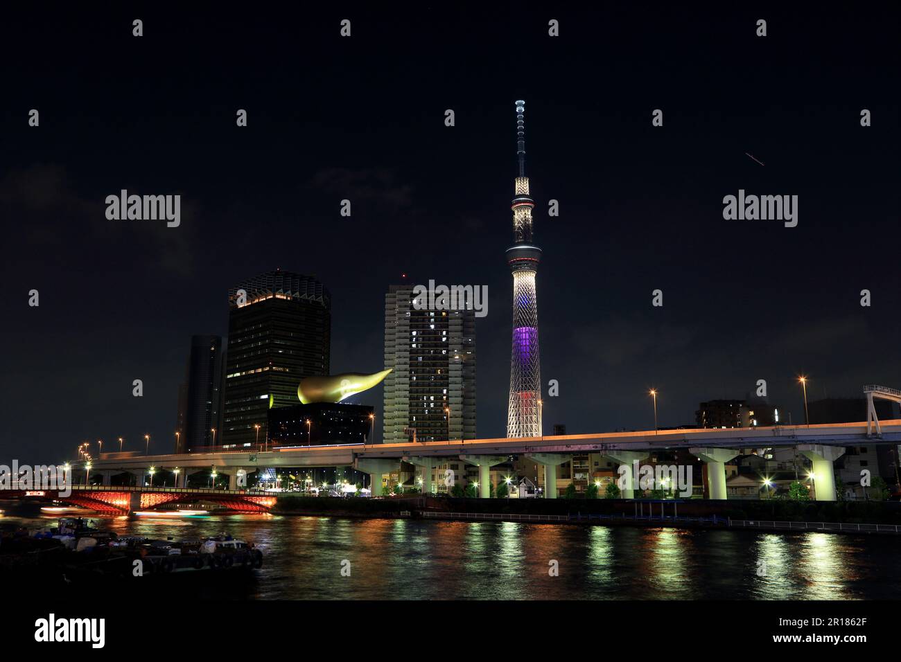 Tokyo Sky Tree was lit up in purple desire than Komagatabashi Stock ...