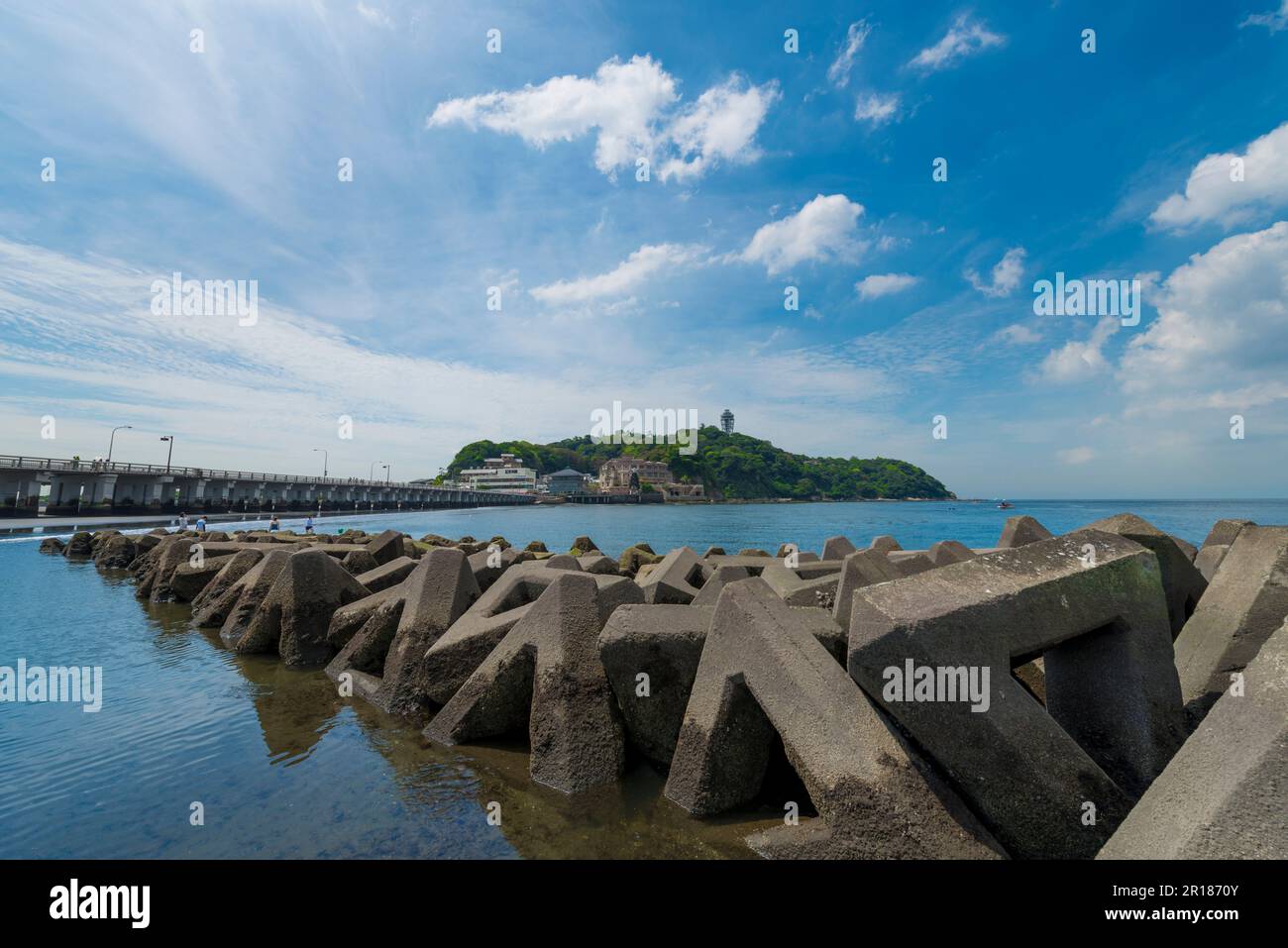 Vanishing wave block and Enoshima (horizontal Stock Photo - Alamy