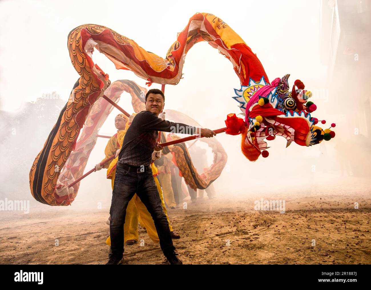 Traditional Chinese Culture: Dragon Dance Stock Photo - Alamy