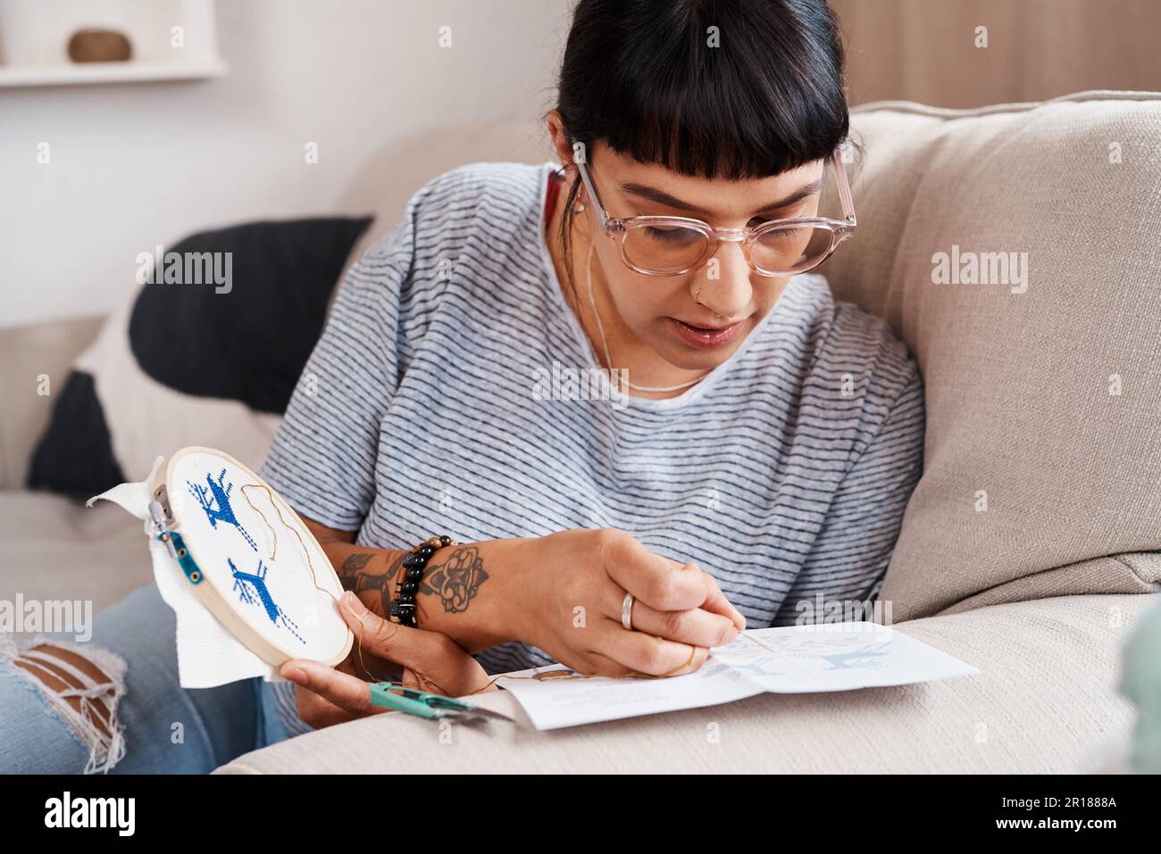Woman embroidery hi-res stock photography and images - Alamy
