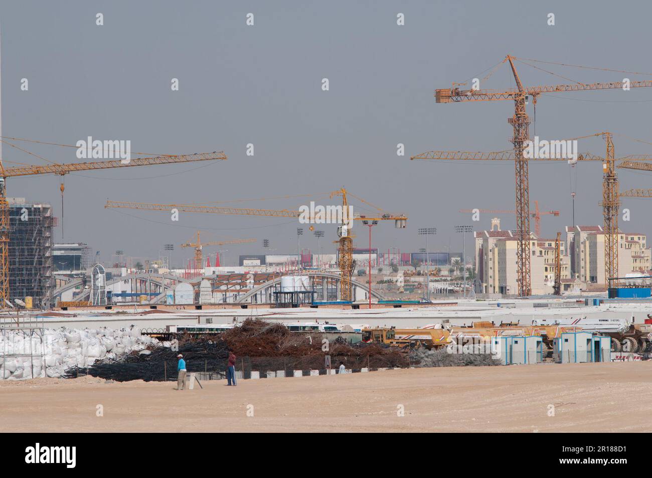Tower Cranes constructing buildings in Dubai Stock Photo - Alamy