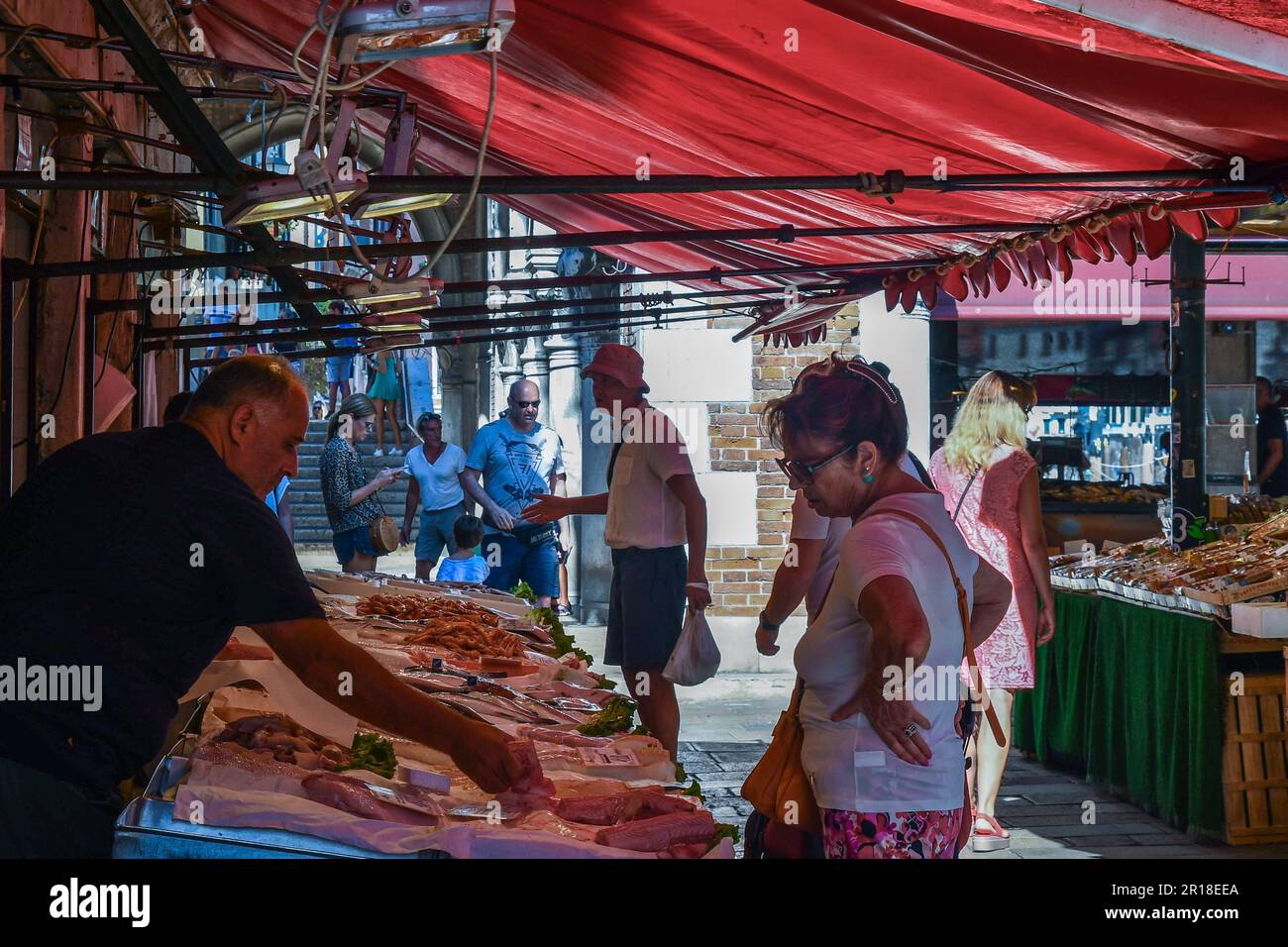 Buying fresh fish hi-res stock photography and images - Alamy