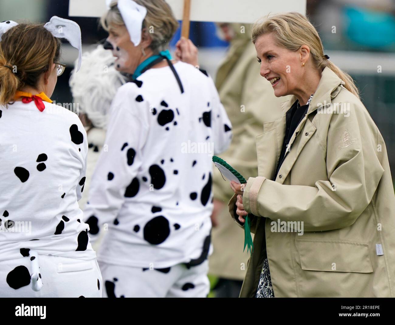 The Duchess of Edinburgh (right) presents rosettes to competitors in ...