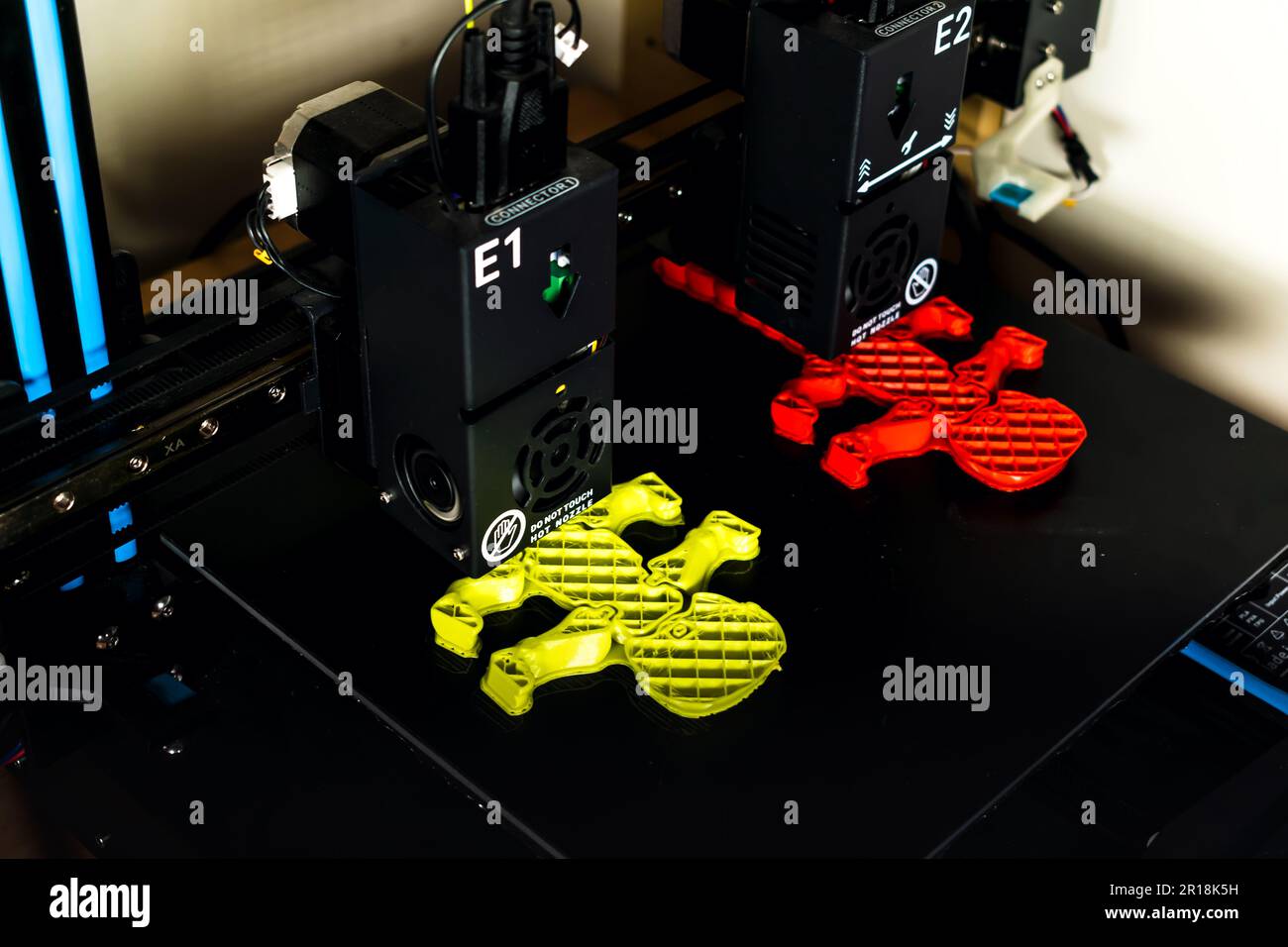 Dual extruder 3d printer which is printing two bicolor model, idex ...