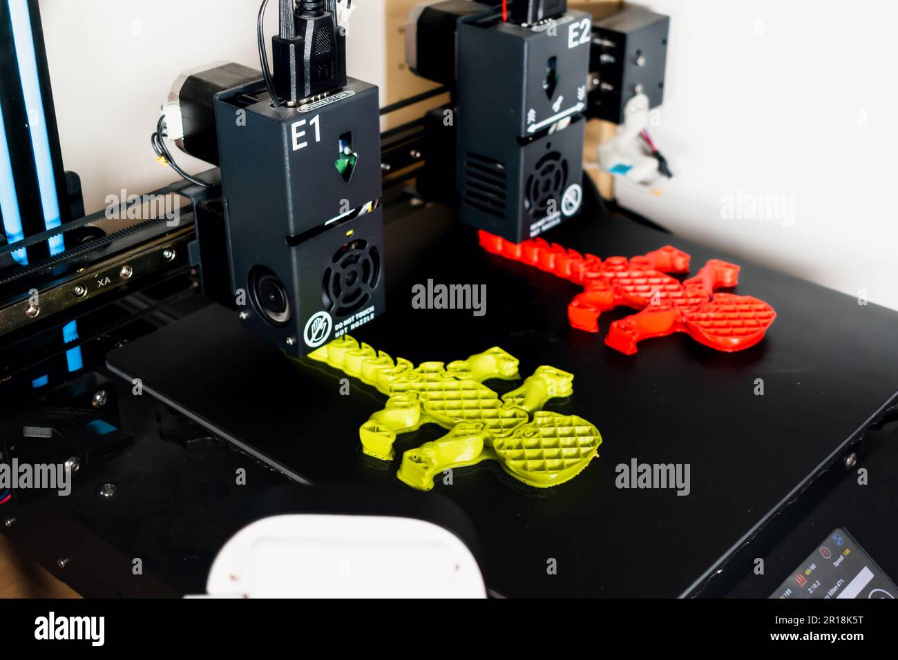 Dual extruder 3d printer which is printing two bicolor model, idex ...
