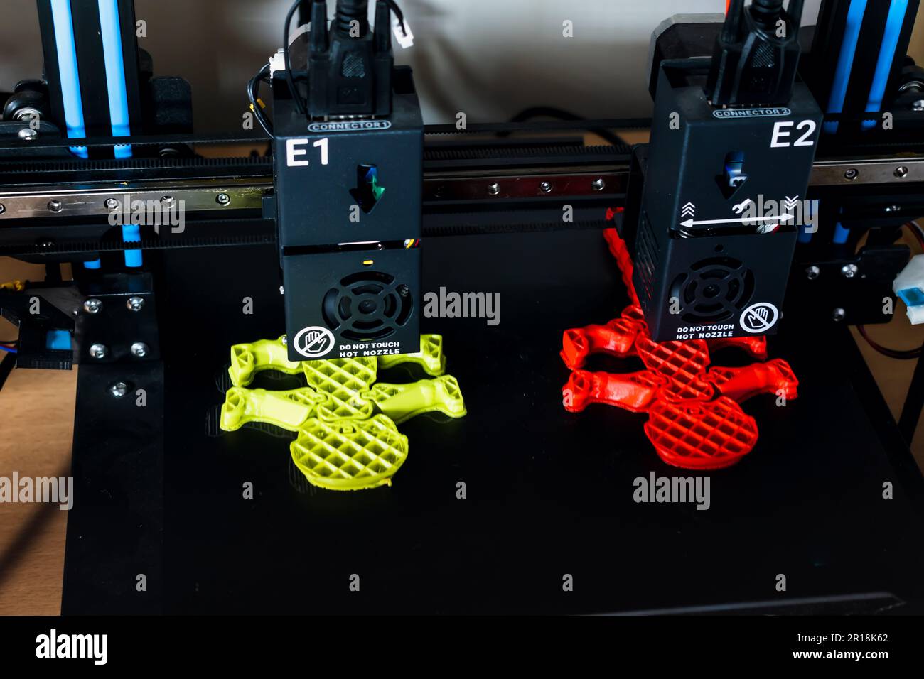 Dual extruder 3d printer which is printing two bicolor model, idex ...