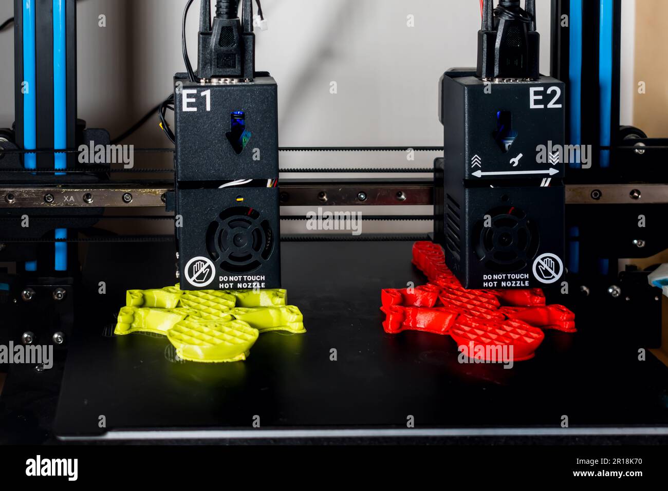 Dual extruder 3d printer which is printing two bicolor model, idex ...