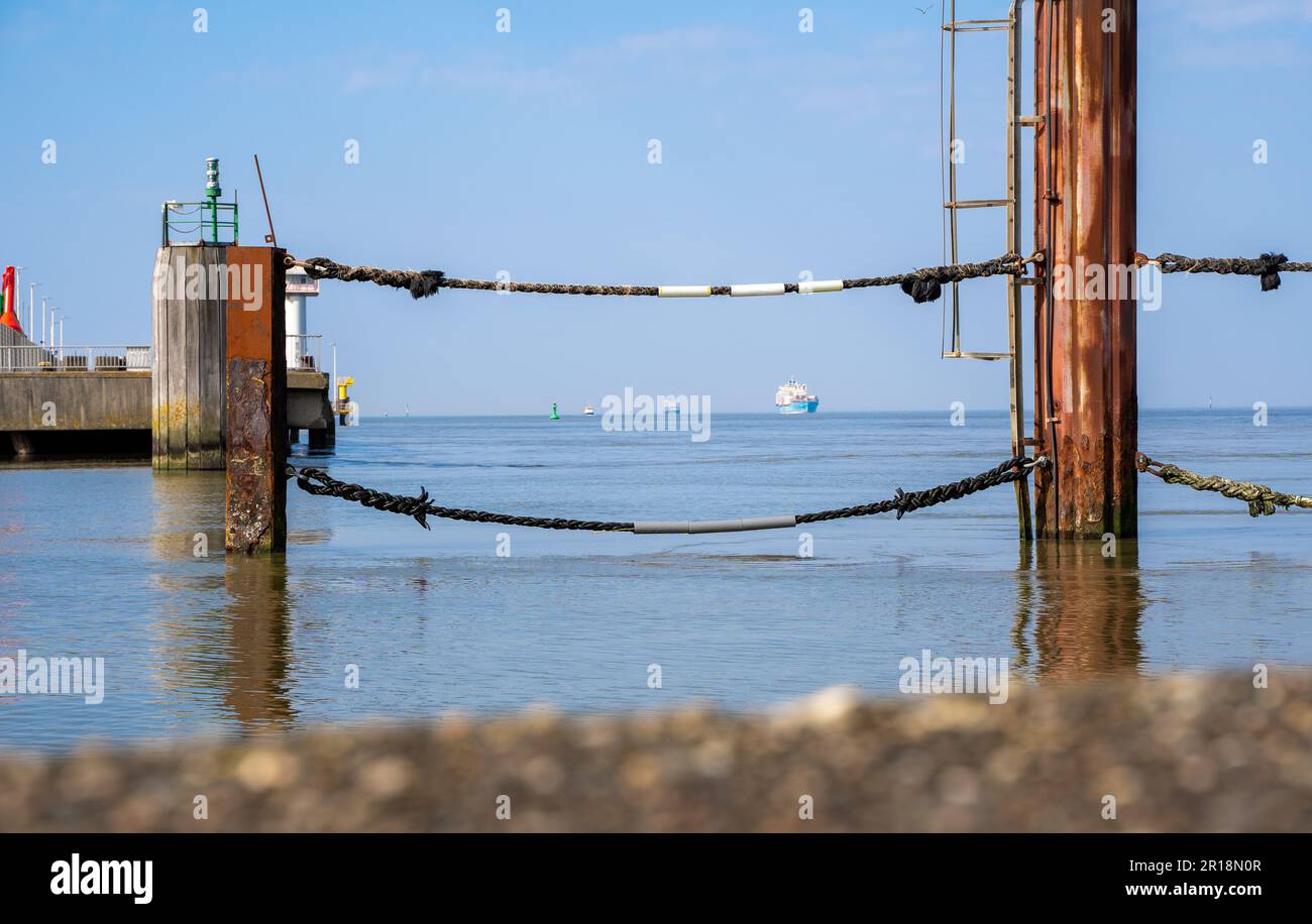 A dock, secured with thick ropes and a tall pole Stock Photo - Alamy