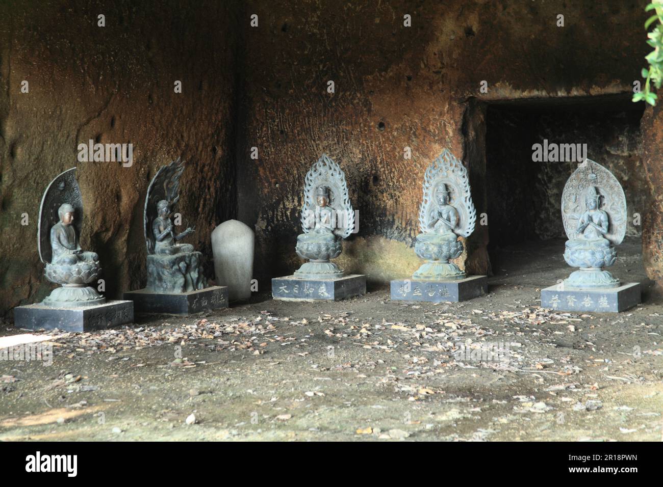 Temple caves of Zuiganji temple Stock Photo - Alamy