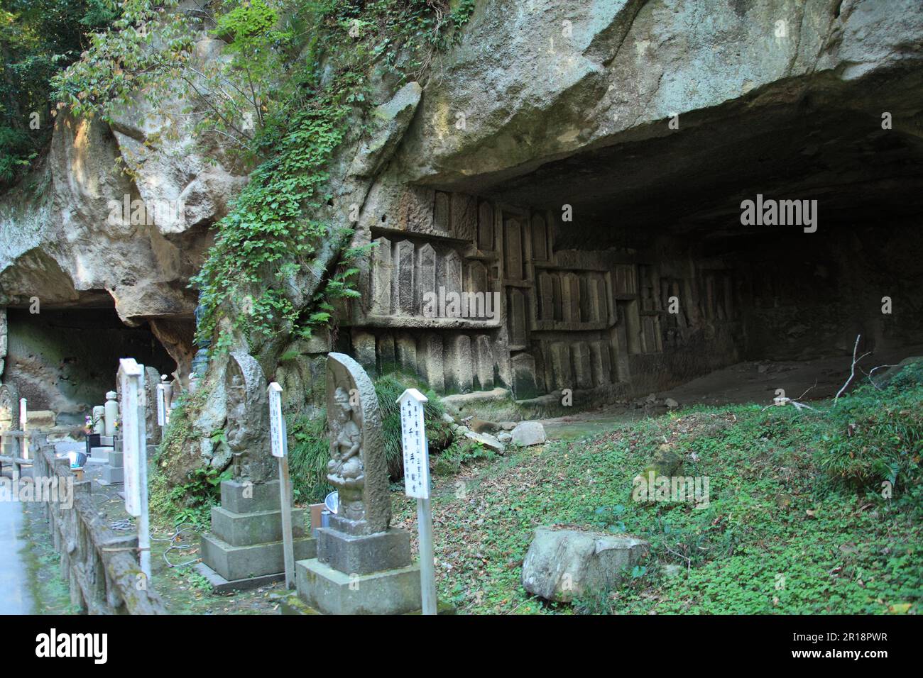 Temple caves of Zuiganji temple Stock Photo - Alamy