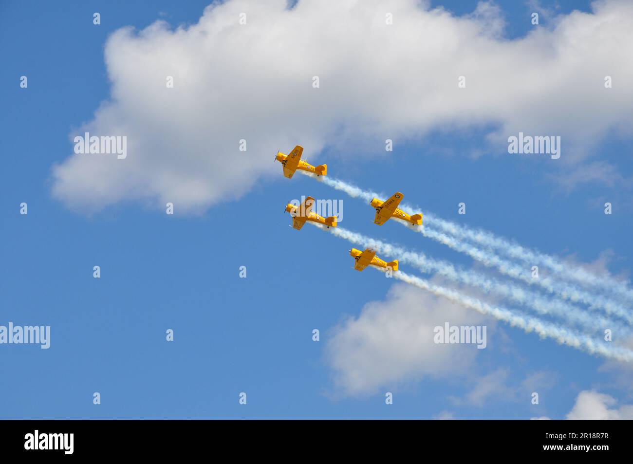 Four propeller planes hi-res stock photography and images - Alamy