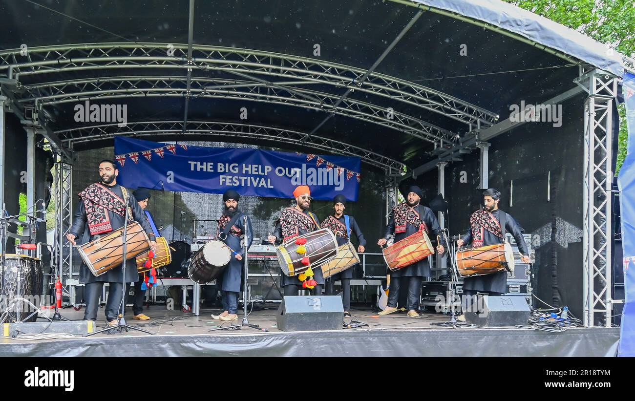 Big help out hi-res stock photography and images - Alamy