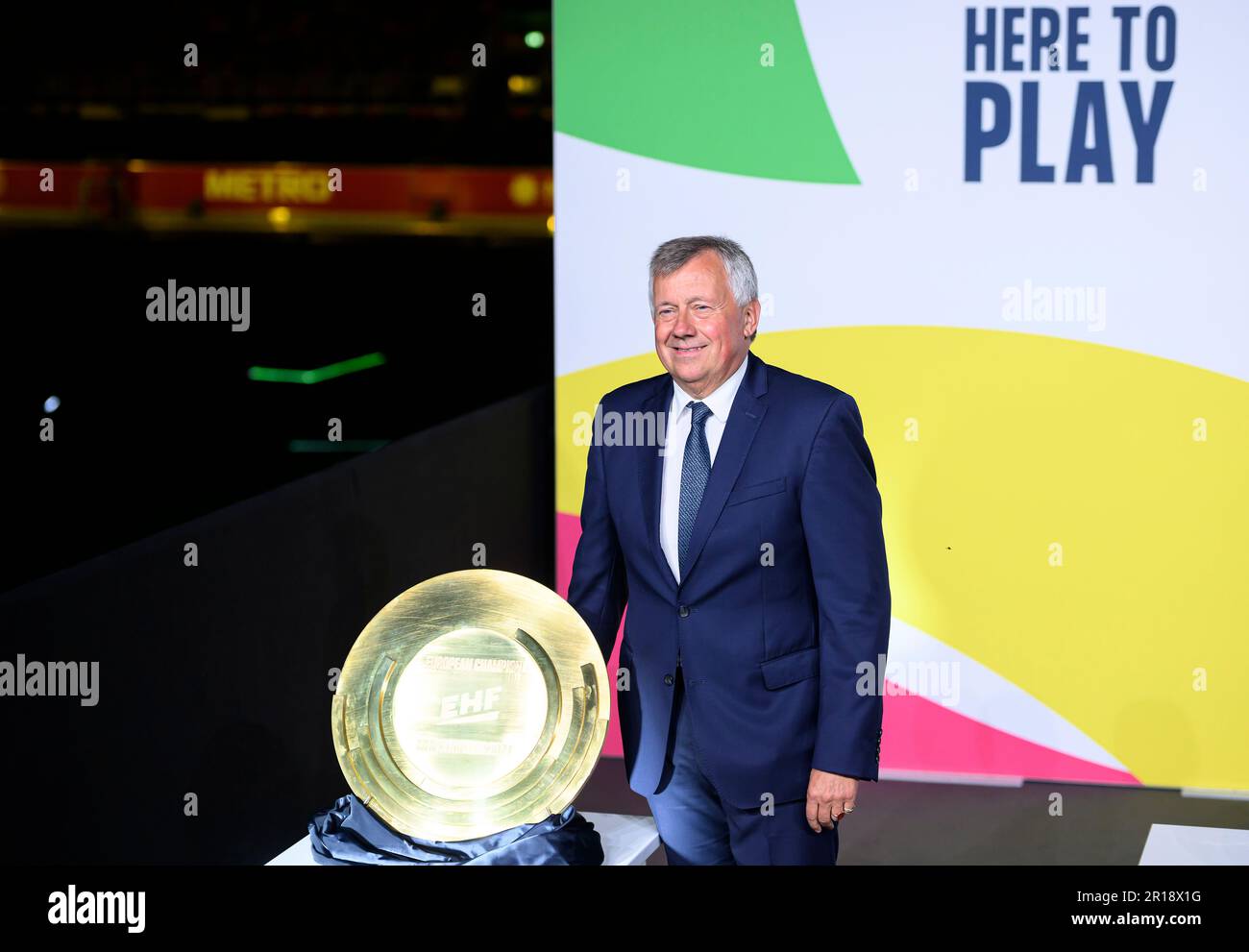 Michael WIEDERER (President EHF) with the new EM trophy, handball, draw ...