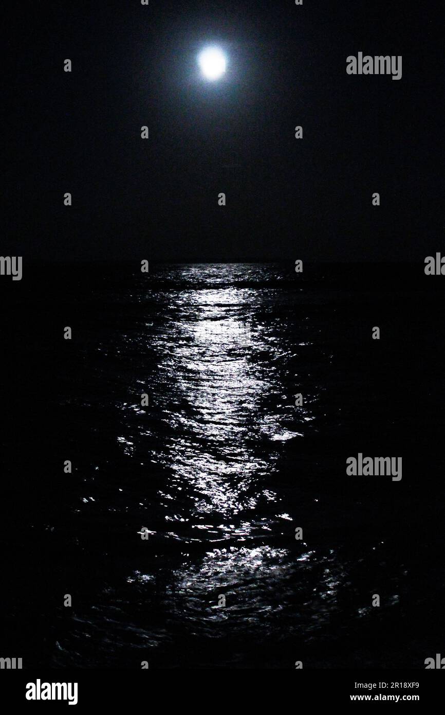 Moonlight on water hi-res stock photography and images - Alamy