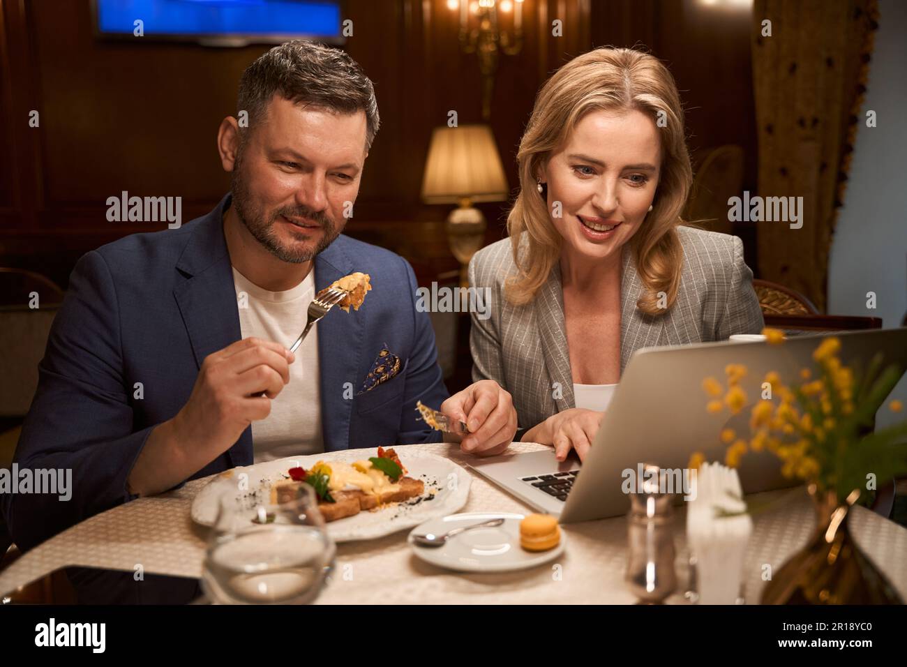 Family watching tv eating dinner hi-res stock photography and images ...