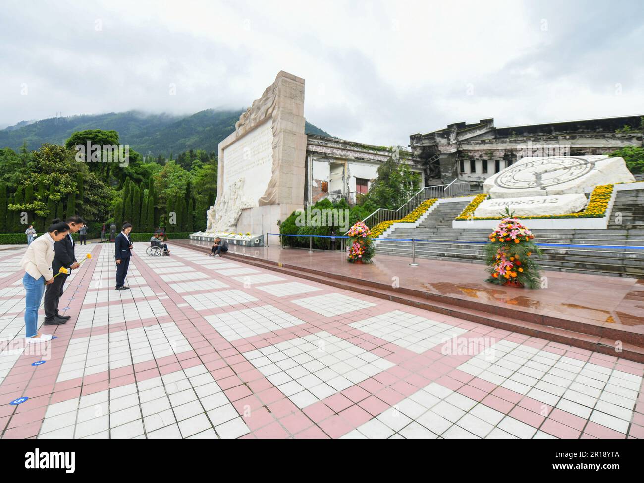 (230512) -- CHENGDU, May 12, 2023 (Xinhua) -- Qu Haiwang (1st L) and ...