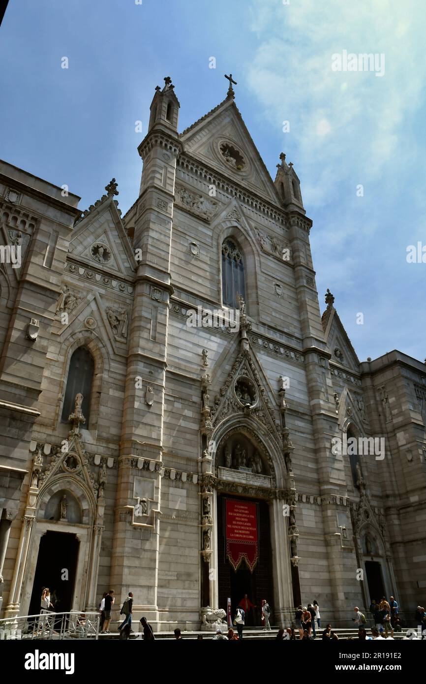 Facciata esterna del Duomo di Napoli Stock Photo - Alamy