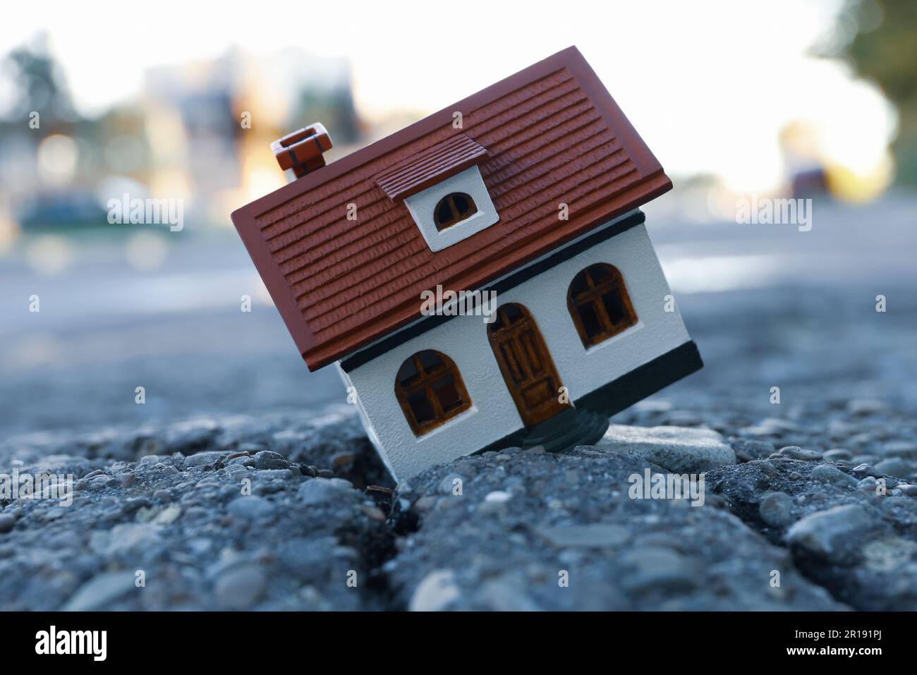 House model in cracked asphalt. Earthquake disaster Stock Photo - Alamy