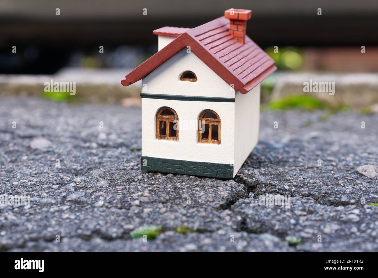 House model on cracked asphalt. Earthquake disaster Stock Photo - Alamy